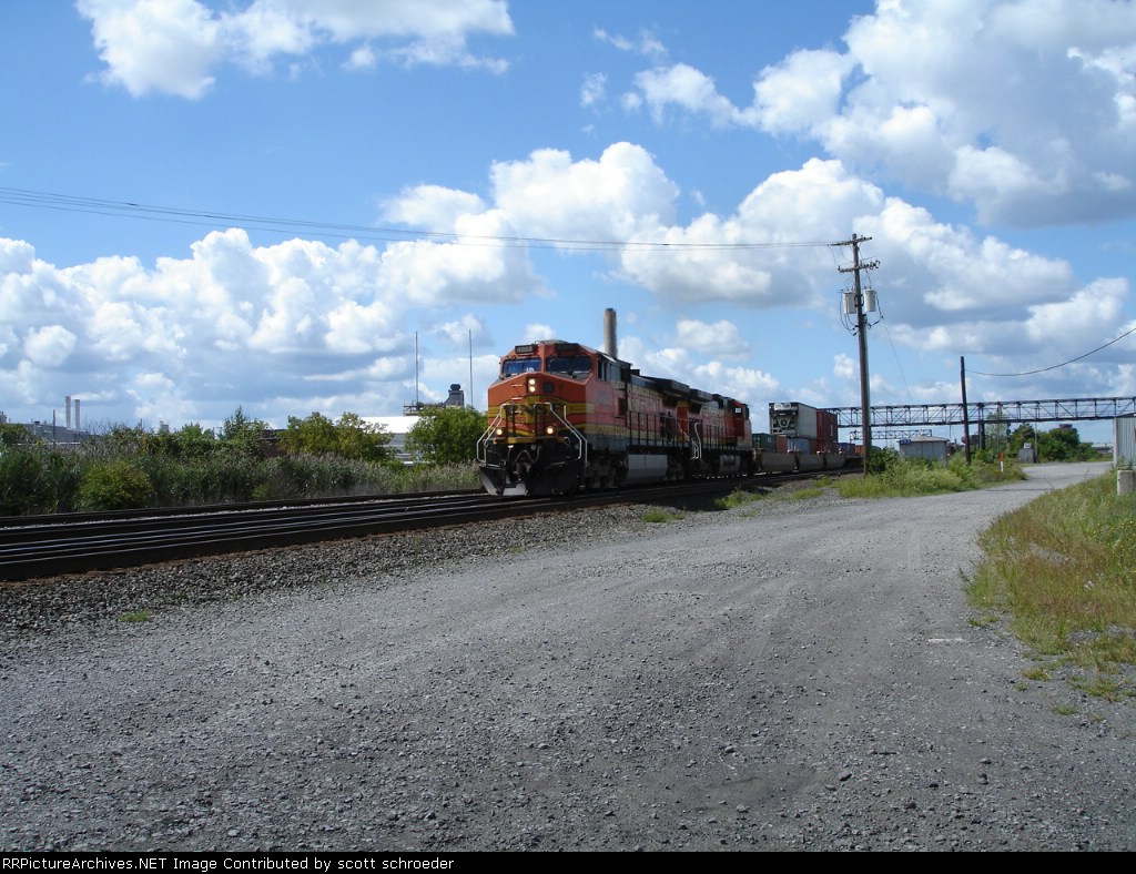 BNSF 4868 & BNSF 4842 head EB crossing over from 2 to 1
